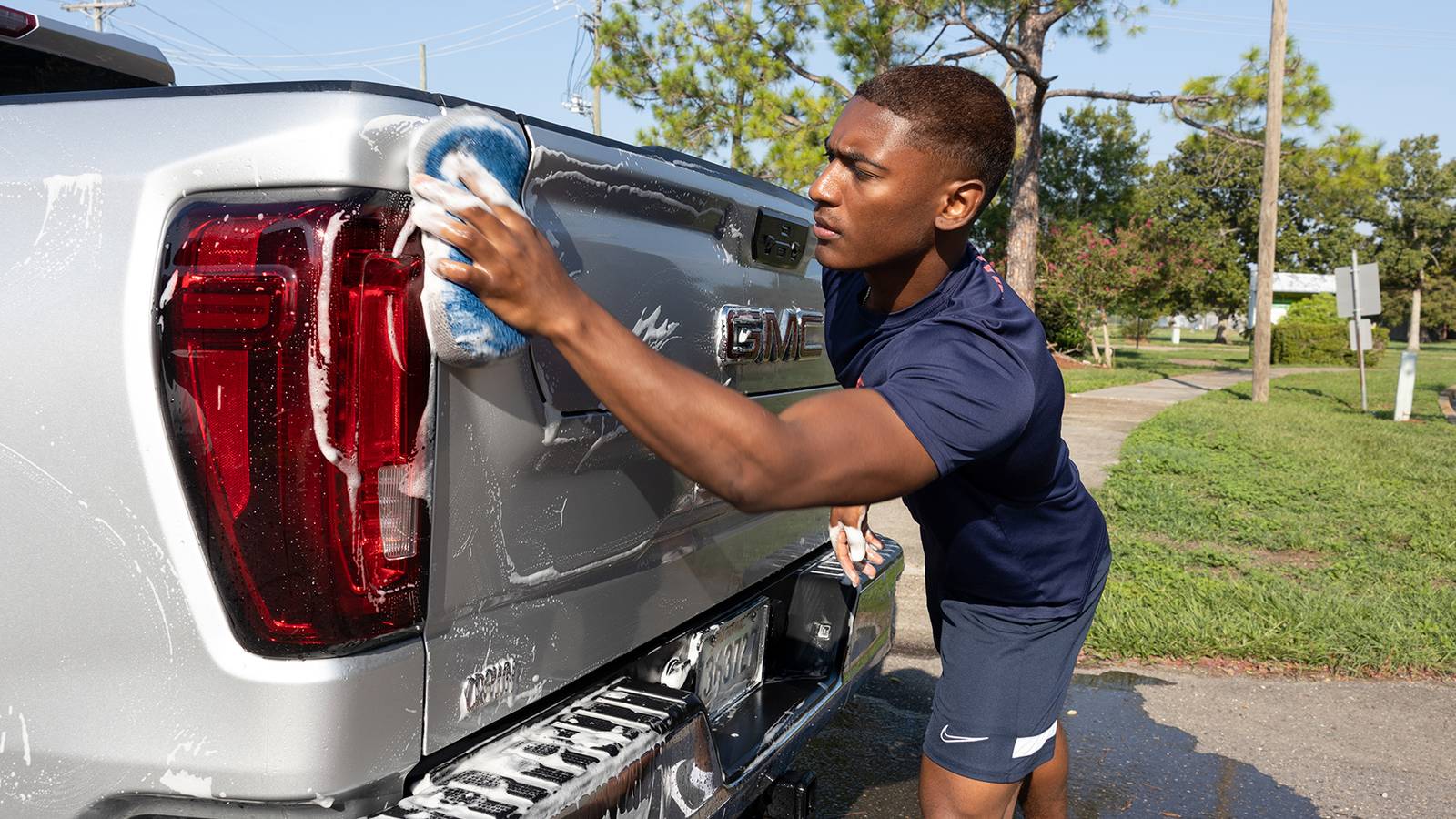 The Best Discounts on Cars and Motorcycles for Service Members and Veterans