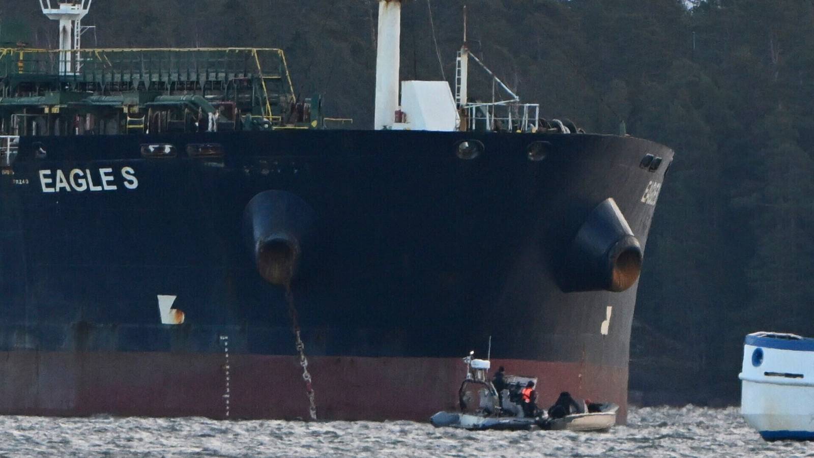 Shadow Fleet of Tankers Keeps Russia's Oil Money Flowing Despite ...