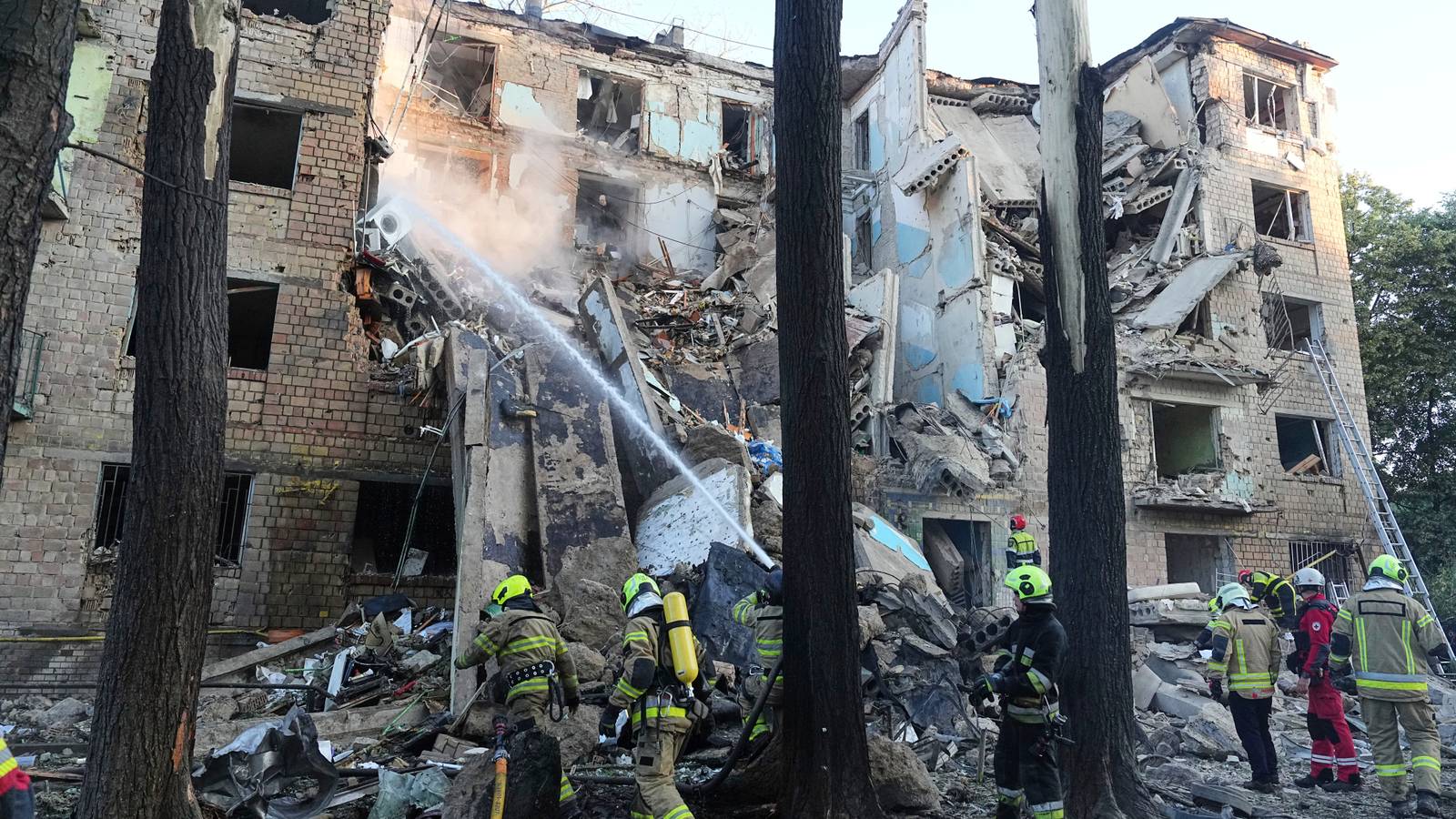 Russian Attacks on Ukraine Kill at Least 10 and Injure Dozens