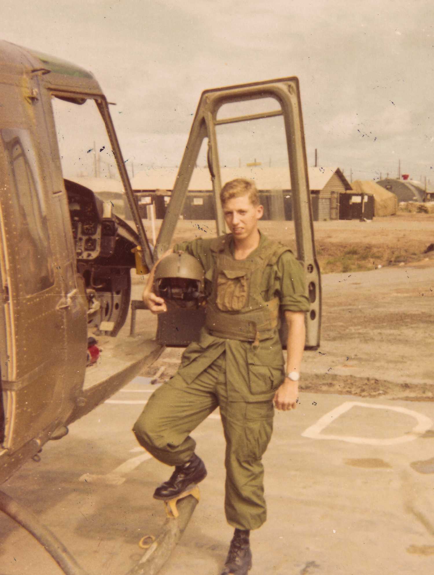 Vietnam DUSTOFF Pilot Who Saved 3,000 Earned Gold Medal Honor for ...