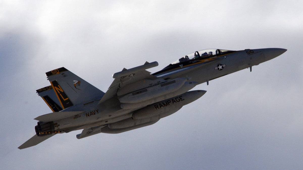Four Navy Aviators Survive Midair Collision at Idaho Air Show