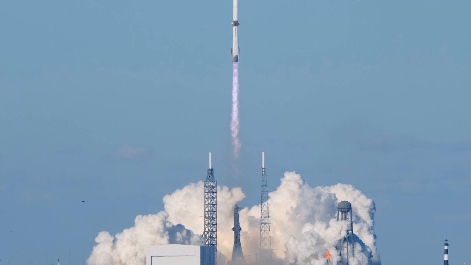 Blue Origin Launches Huge Rocket Carrying Twin NASA Spacecraft to Mars